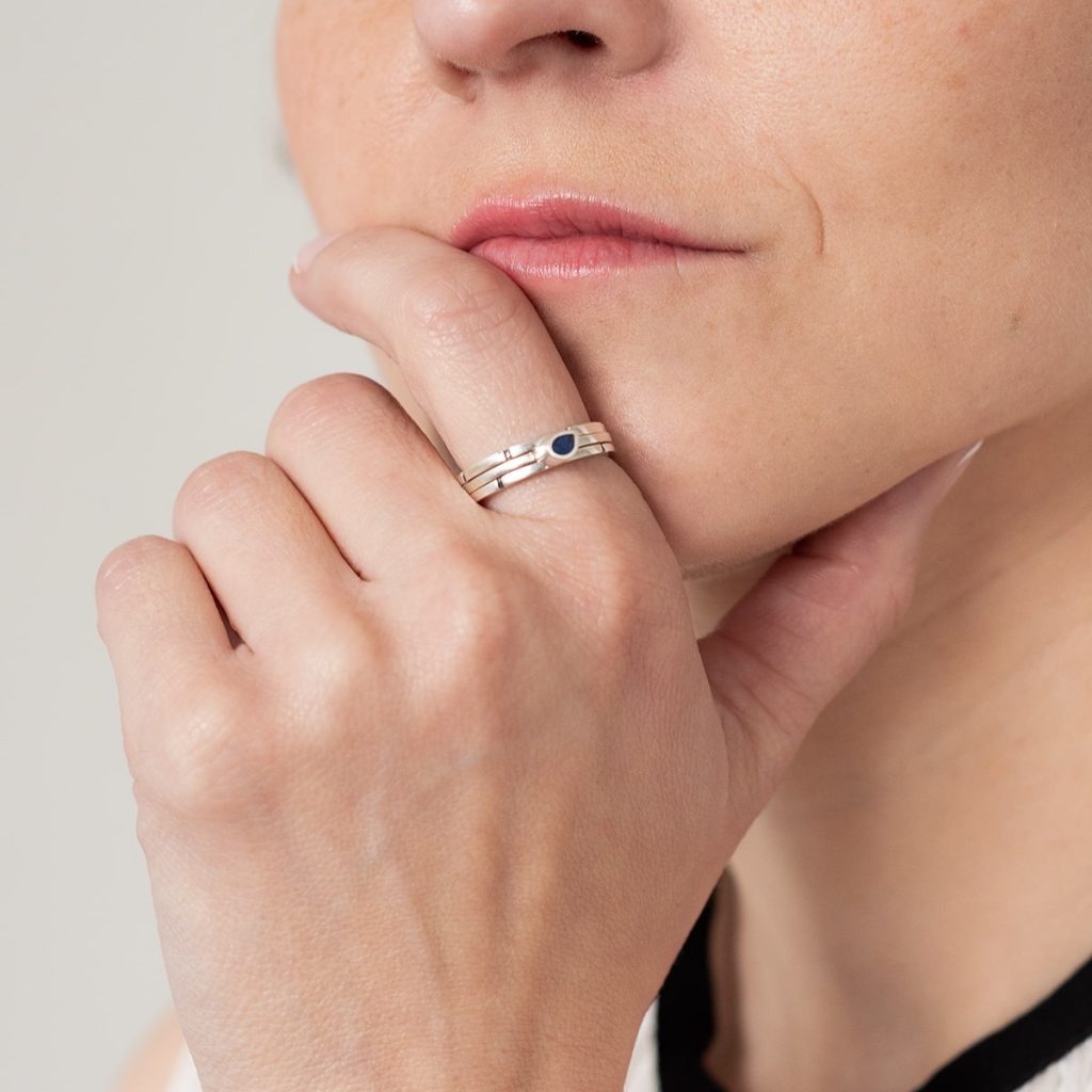 ANILLO FINO CON ENGASTE MOSAICO AZUL – SPBjoyas